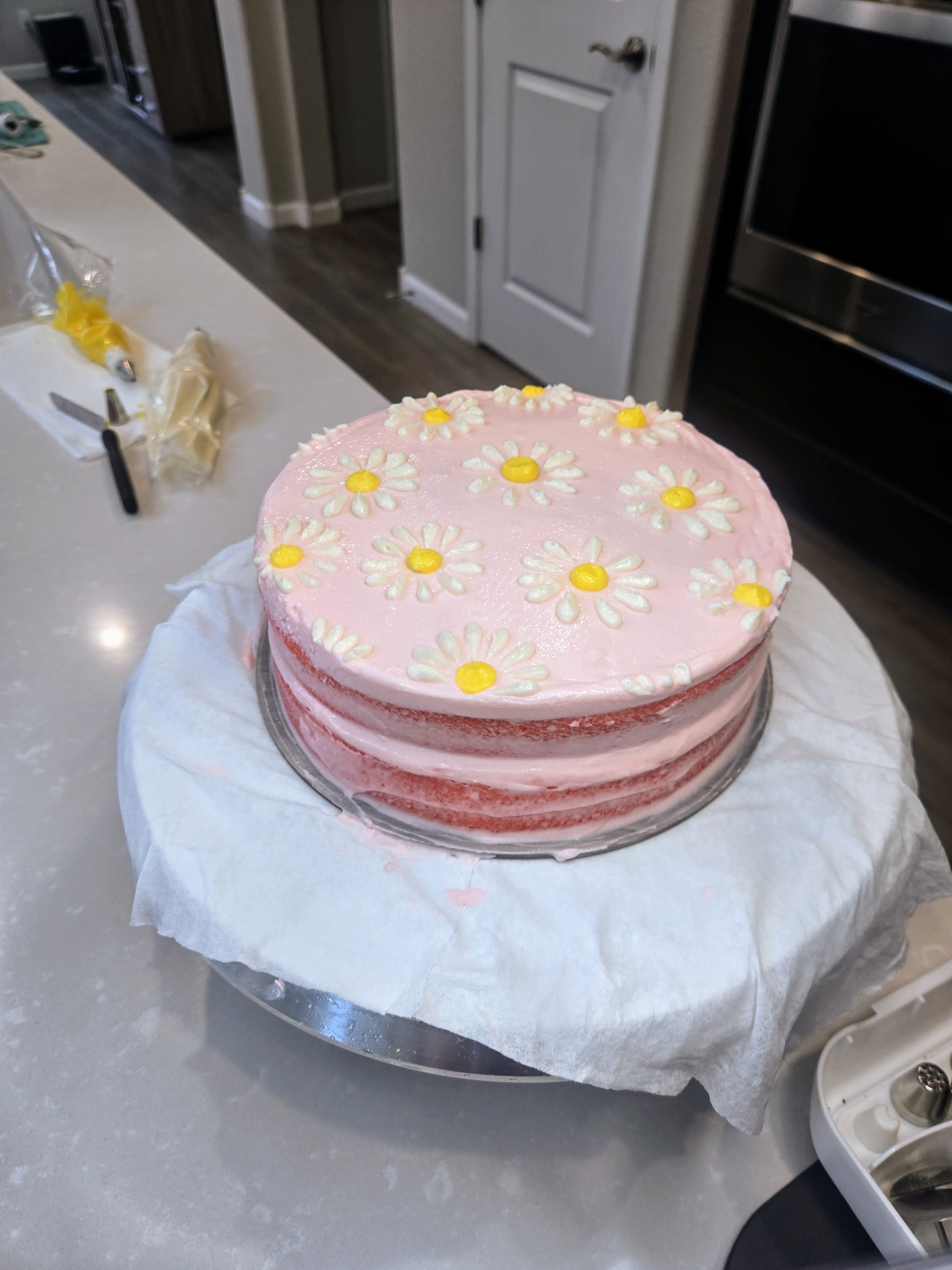 Strawberry Fields and Daisy Feels – Kate Bakes Cakes